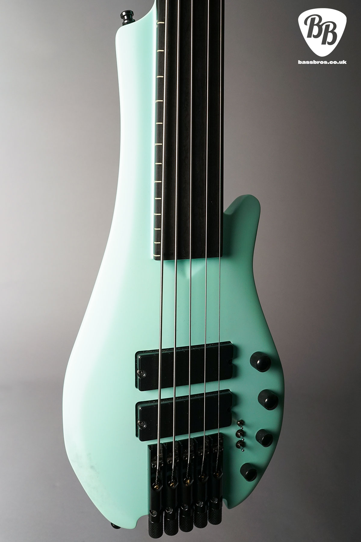 2011 Status Streamline 5 Fretless - BassBros