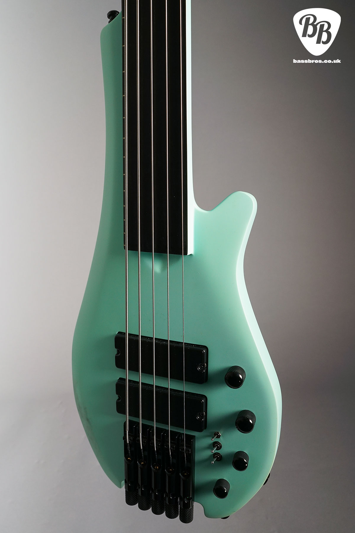 2011 Status Streamline 5 Fretless - BassBros